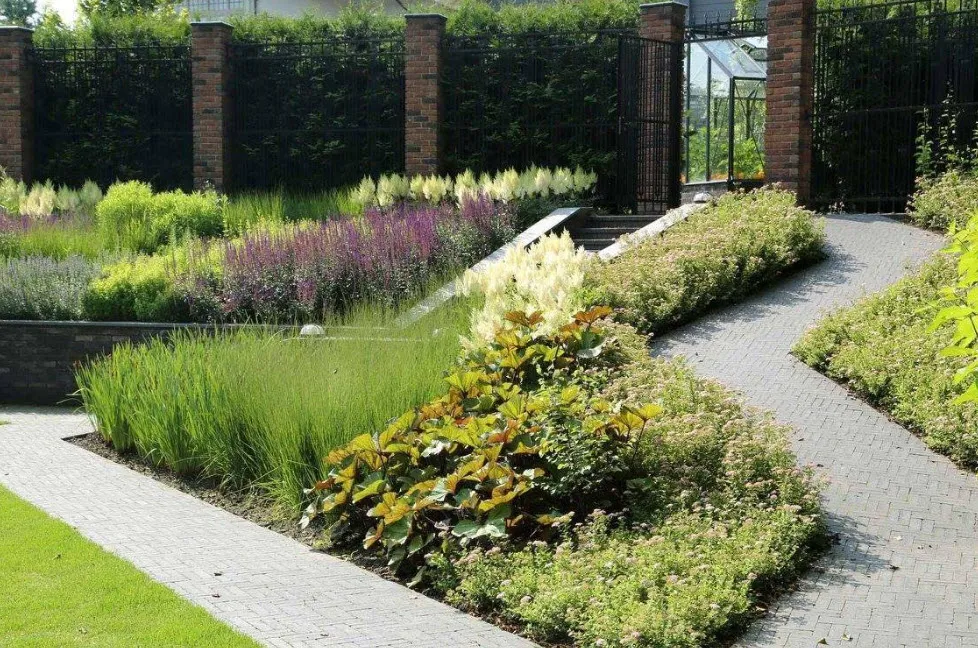 Как создать красивые клумбы во дворе частного дома: 100 идей дизайна на фото – «StroyLab ...