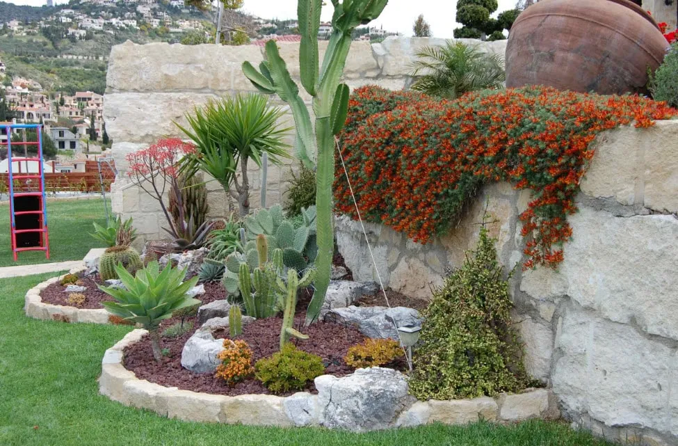 Как создать красивые клумбы во дворе частного дома: 100 идей дизайна на фото – «StroyLab ...