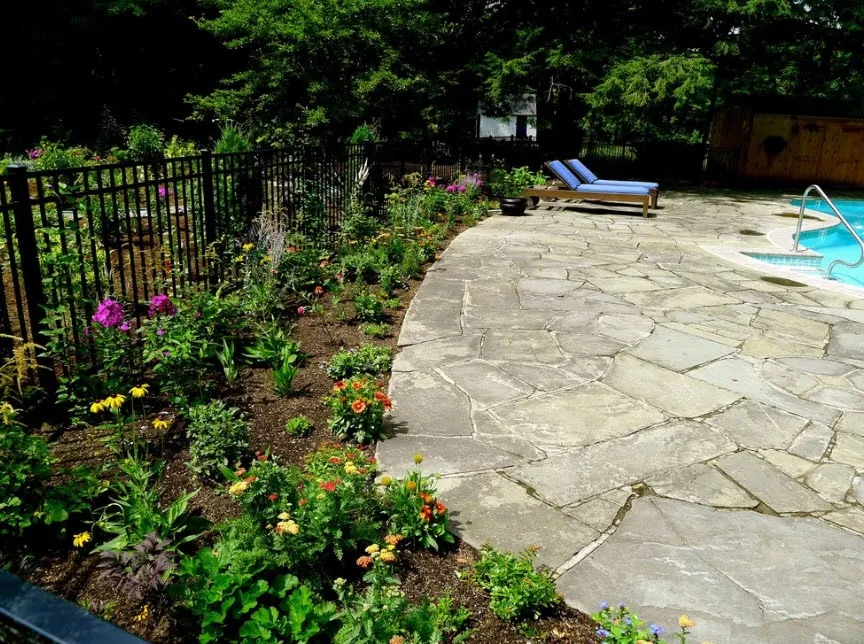 Как создать красивые клумбы во дворе частного дома: 100 идей дизайна на фото – «StroyLab ...