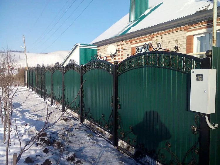 Кованые заборы с профнастилом – виды сочетаний, фото, выбор и советы для заказа и изготовления ...