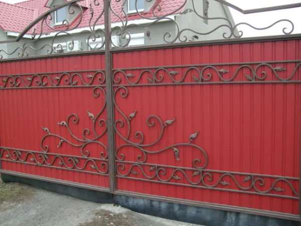 Кованые заборы с профнастилом – виды сочетаний, фото, выбор и советы для заказа и изготовления ...